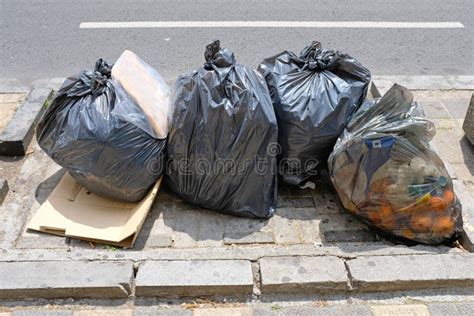Colección De Bolsas De Basura En La Calle Imagen de archivo Imagen de