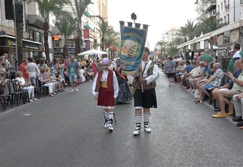 Entrada De Bandas Y Desfile De Comisiones De Las Hogueras De Alicante
