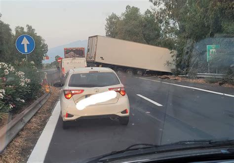 Grave Incidente Stradale Sulla Messina Catania Quotidiano Di Ragusa