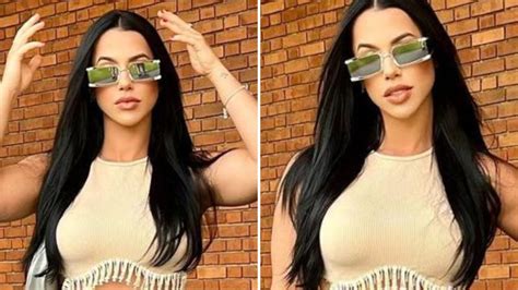 Ex BBB Larissa Tomásia ostenta barriga trincada em top ousado Perfeita