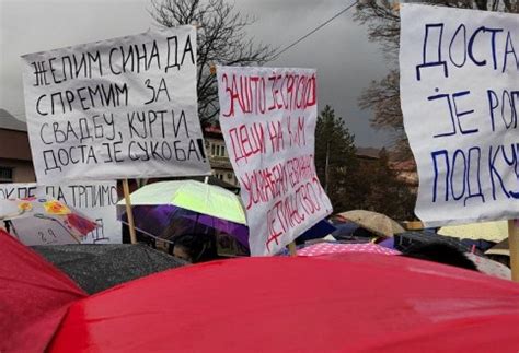 Mitrovic E Veriut Grat Serbe Protestojn Kund R Getos S Kurtit