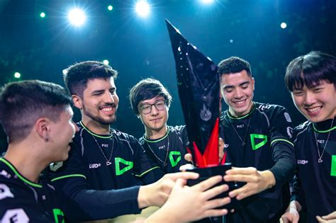LOL Conheça o grupo da LOUD no mundial fragster BR