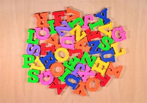 Montão De Letras Coloridas Plásticas Do Alfabeto Em Um Branco Imagem de