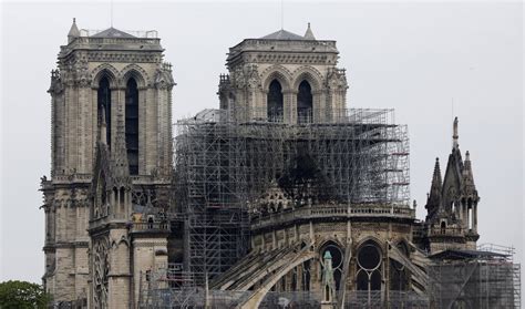 Pożar katedry Notre Dame w Paryżu Strażakom udało się uratować wieże i