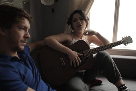 Gatinha tocando violão pelada mostrando sua buceta Fotos de Putaria