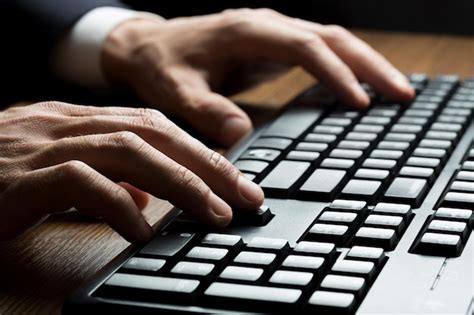 Mãos de homem digitando no teclado fechar se Foto Premium