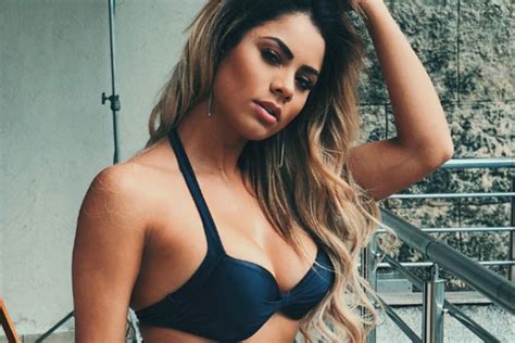 SBT TV Lexa aparece maiô cavadíssimo e quase mostra demais