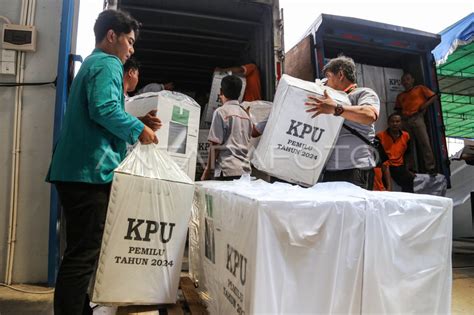 Kpu Kota Semarang Mulai Distribusikan Logistik Pemilu Antara Foto
