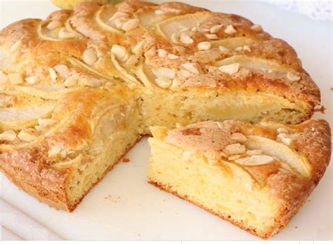 Le gâteau moelleux aux pommes au citron et aux amandes est un gâteau à
