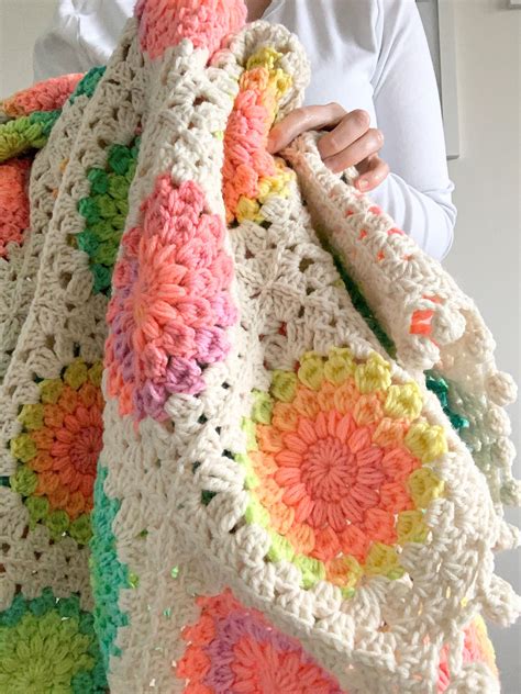 How To Crochet Retro Stripe Sunburst Granny Square Throw NautiKrall