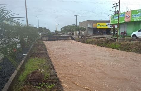 G1 Chuva forte eleva nível de córrego e alaga ruas de Iporá GO veja