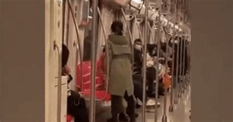 Bị sàm sỡ trên tàu điện ngầm cô gái thẳng tay trừng trị kẻ biến thái