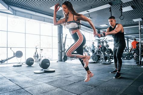 jóvenes deportistas haciendo ejercicios juntos en el gimnasio mujer