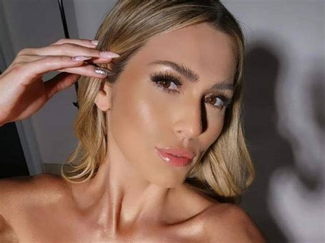 L Via Andrade Aposta Em Biqu Ni Neon E Bumbum Redondo Rouba A Cena O