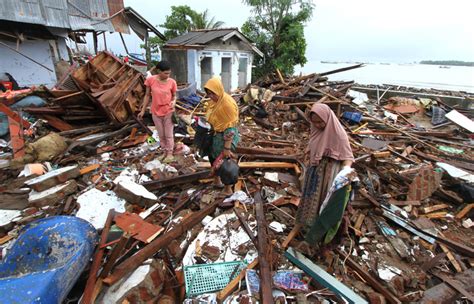 Número de mortos após tsunami na Indonésia sobe para 373 Mundo