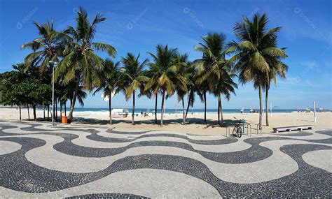 Calçadão da Praia de Copacabana Rio de Janeiro Palmeiras e Céu Azul
