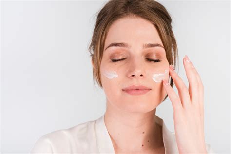 Female Daily Editorial Kulit Kering Usia 40 An Wajib Coba 5 Sunscreen