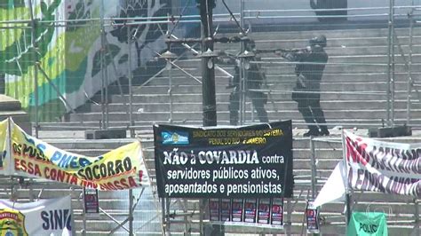 Policiais e manifestantes entram em confronto em frente à Alerj RJ2 G1