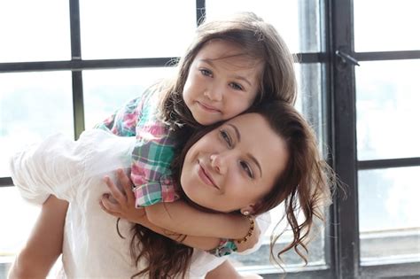Mère Avec Fille Posant Photo Gratuite