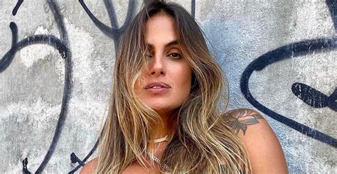 Ex BBB Carol Peixinho posa só de biquíni e eleva a temperatura