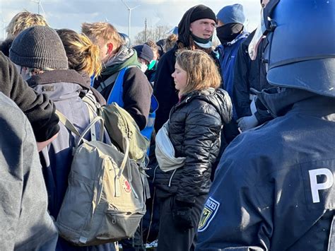 Proteste A Lutzerath Greta Thunberg Trattenuta Dalla Polizia Upday News