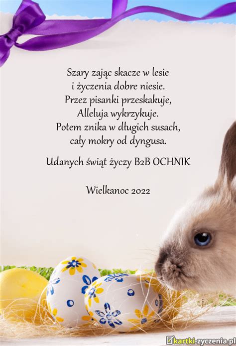 Szary zając skacze w lesie Gotowa kartka wielkanocna
