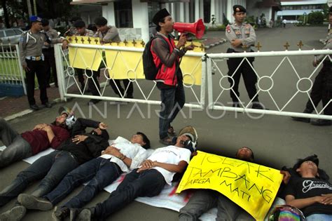 TOLAK TAMBANG PASIR ANTARA Foto