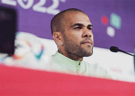 Daniel Alves é condenado a 4 anos e seis meses de prisão