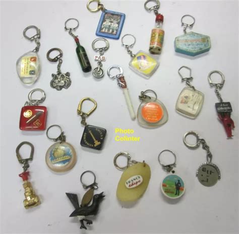 BELLE COLLECTION DE 20 Porte Clefs anciens VINTAGE Années 60 d