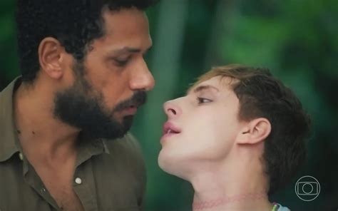 Selinho entre Ramiro e Kelvin finalmente vai ao ar em Terra e Paixão