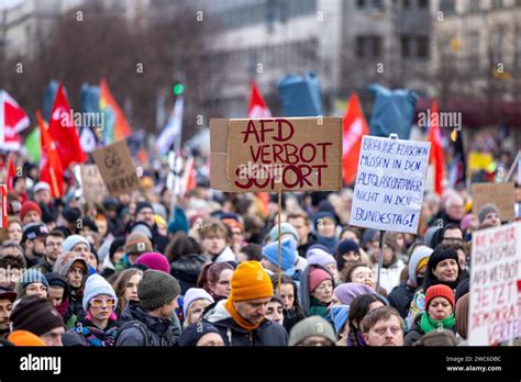 Demo Gegen Rechts Vorm Brandenburger Tor In Berlin Berlin Deutschland