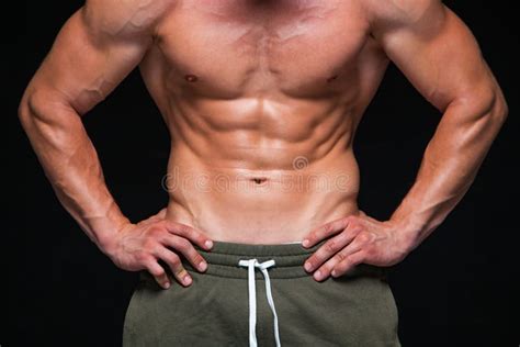 Hombre Atl Tico Fuerte Modelo De La Aptitud Que Muestra Su Cuerpo