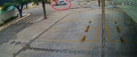 Vídeo VÍDEO veja o momento em que carro bate em moto em cruzamento da
