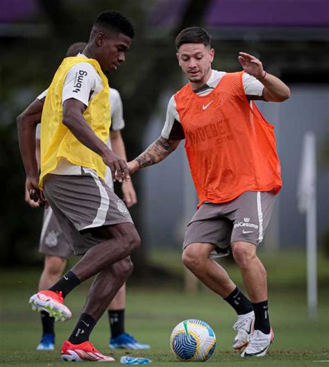 Corinthians se reapresenta após folga volta de Félix Torres e