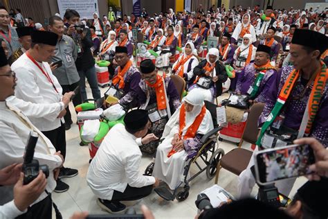 Pj Gubernur Jatim Adhy Karyono Berangkatkan 366 CJH Kloter Pertama
