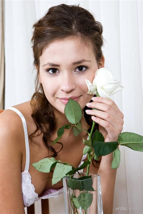 甘いティーンIrina Jは自分を露出しながら夕食で遊んでいます NakedPics