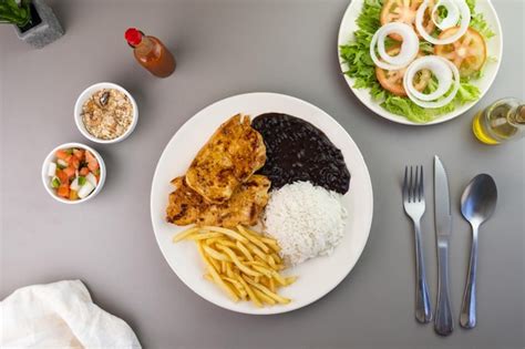 Delicioso prato executivo de filé de frango arroz feijão batata frita e