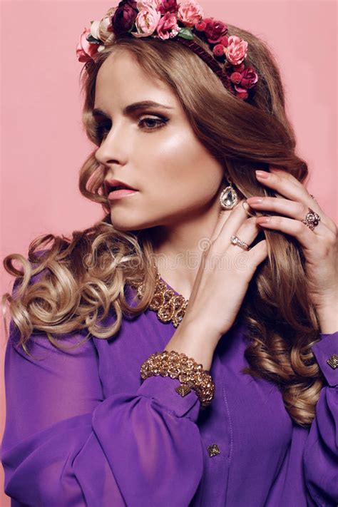 De Mooie Jonge Vrouw Met Blond Krullend Haar Draagt Elegant Kleren En