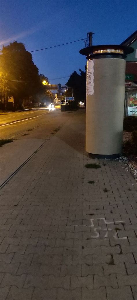 Zelenečská ulica reklama nevhodne umiestnená na chodníku a pod Juh