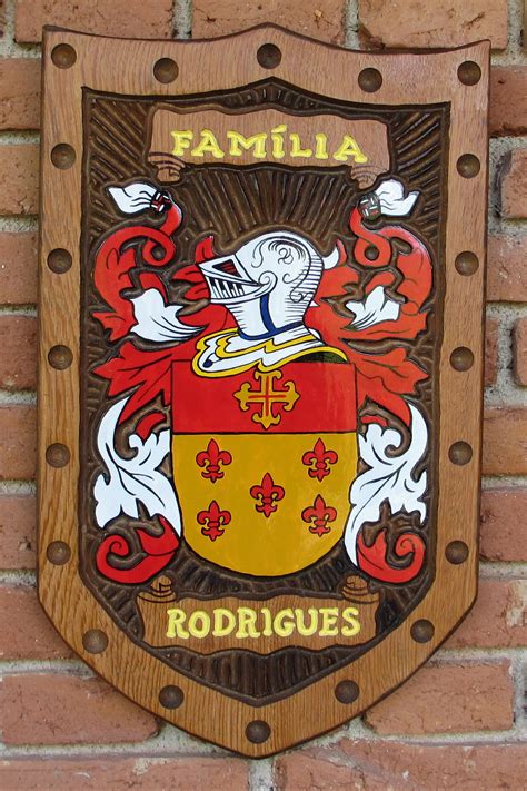 Brasão da família Rodrigues entalhado em Madeira Pica pau Entalhes