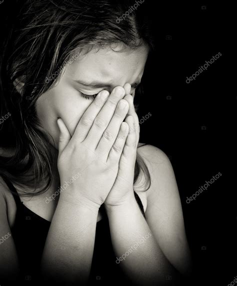 Portrait Noir Et Blanc D Une Fille Qui Pleure Image Libre De Droit Par