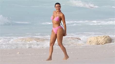 Kim Kardashian arrasa biquíni Chanel em praia paradisíaca