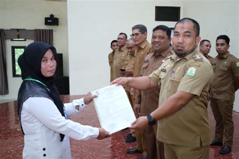 Pj Bupati Aceh Besar Ambil Sumpah 57 ASN Dan Serahkan Perpanjangan SK PPPK