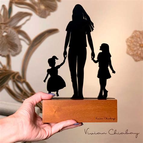Troféu Silhueta Família Mãe Filha Bebê e Filha no colo Vivian Chiabay