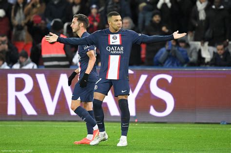 Article similaire à PSG Leonardo sort du silence pour Cavani et