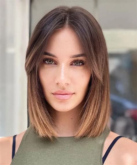 Carré mi long avec frange rideau Zoom sur La coupe de cheveux