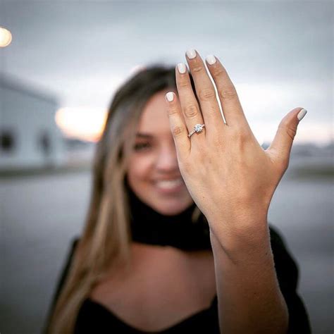 Anillo de compromiso en qué mano se debe de llevar y por qué Glamour