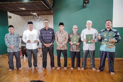 Wamen ATR BPN Serahkan Sertifikat Tanah RS Muhammadiyah Dan Masjid