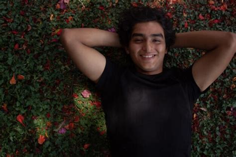 Adolescente Do Sexo Masculino Curtindo A Natureza E Grama Fresca