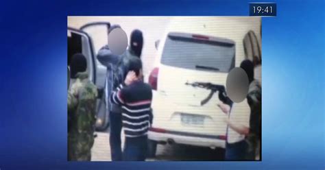 G1 Vídeo mostra criminosos colocando reféns em carro para escudo